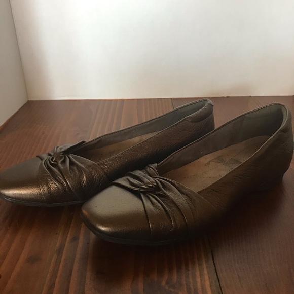 Clarks | Shoes | Clarks Size 7 Flat Metallic Shoes | Poshmark
